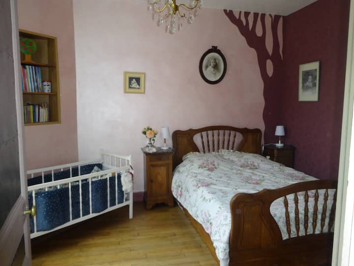 Chambre, Grand Lit + Lit Bébé - Auxerre