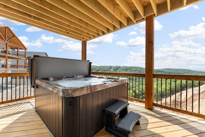 Lakeview Lodge | Stunning Views & Private Hot Tub! - Branson, MO