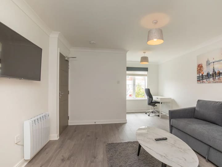 Elegant 1-bed Getaway With Garden & Free Parking - Uxbridge, UK