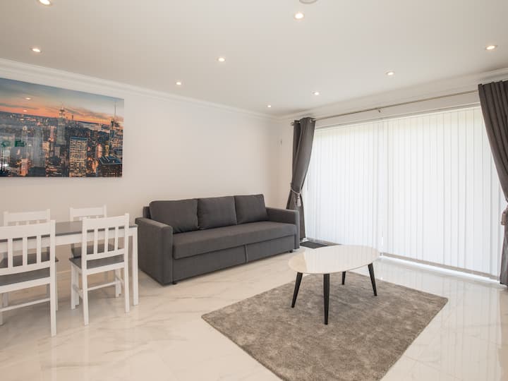 Bugatti Suite One Bed Apt Sleeps 2, Free Parking - Slough