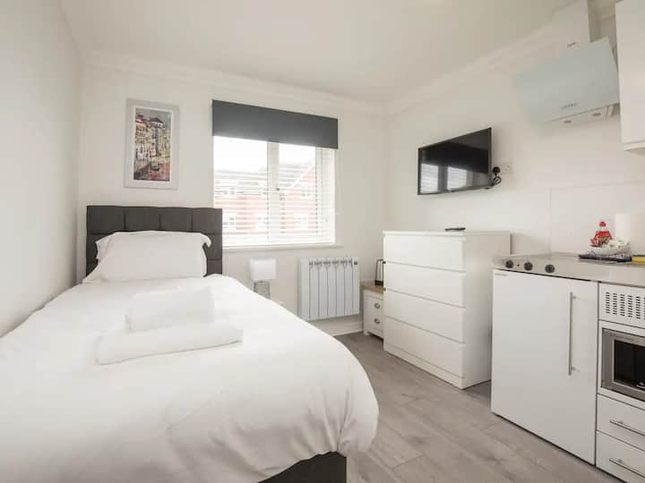 Cosy Studio With Shower Room - Staines