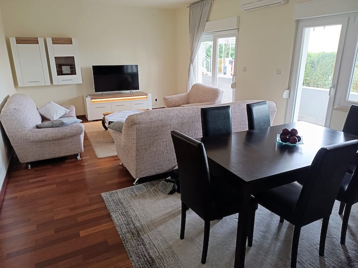 Spacious, Three Bedroom Apartment, Free Parking - Kroatien