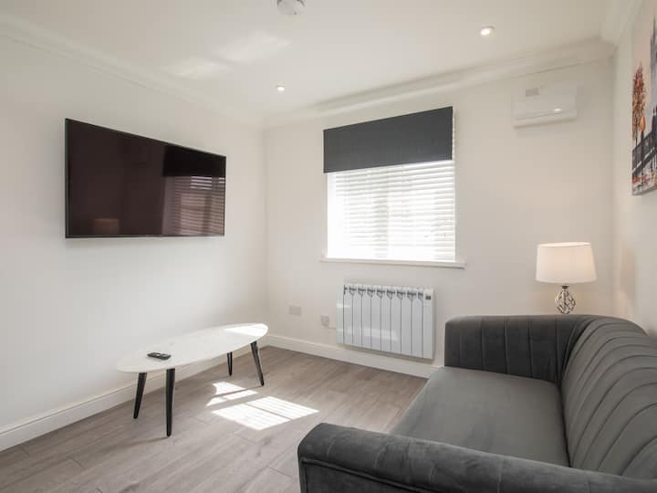 Azizi Suite 1br Apt Near Heathrow, Windsor Castle - Slough