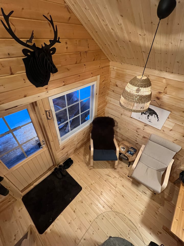 Erämökki Joen Rannassa Erämaan Reunassa. - Lappi