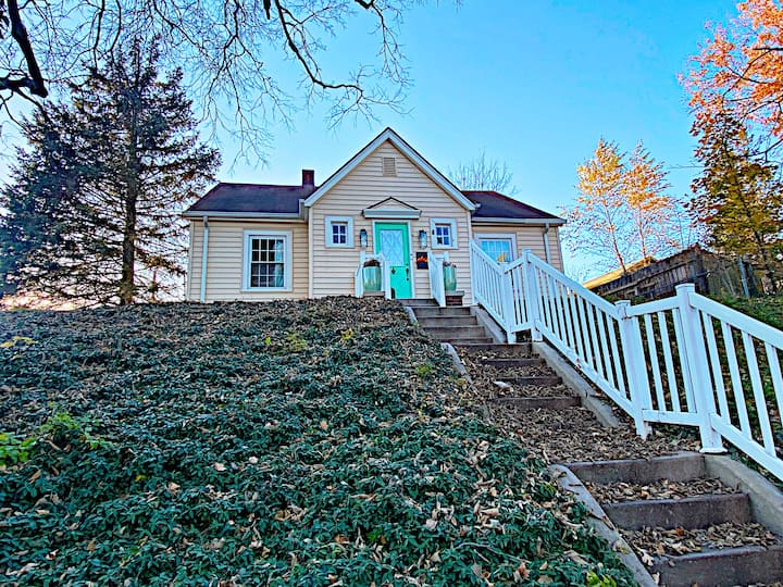 Charming Home On A Hill In Fort Wayne - Johnny Appleseed Festival