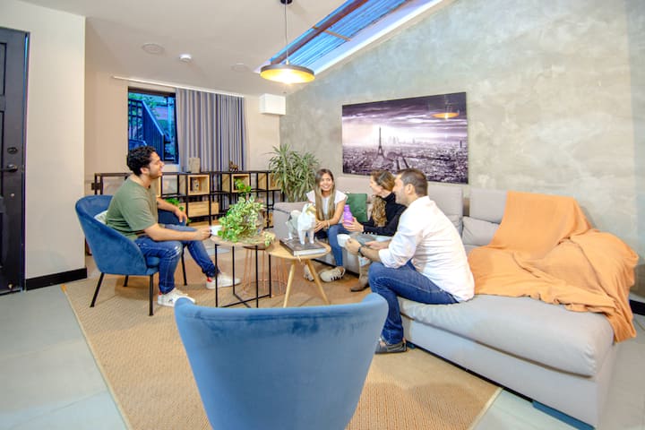 Casa Elegante En El Poblado/7 Bdr Con Baño Privado - Itagüí