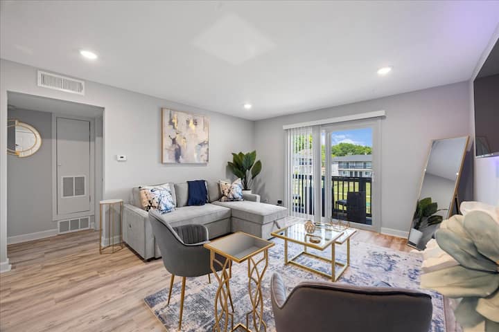 Queen Luxe 2-br: The Blue Hideaway - Shawnee, KS