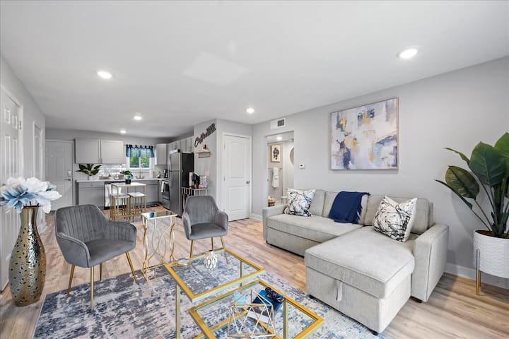 Comfortable Queen Luxe 2-br: The Blue Hideaway - Shawnee, KS