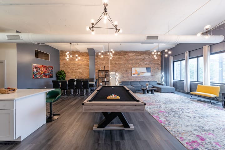 Spacious Luxe 6br Suite W/ Jacuzzi |Near Mccormick - Chicago, IL