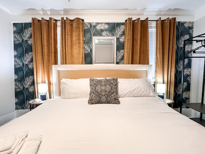 Downtown Manor - Historic Property - Charleston, SC