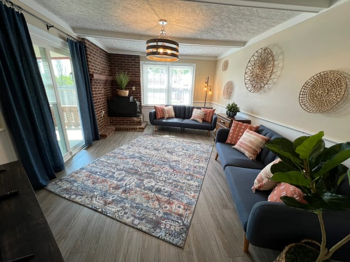 Charming Stay By University Of Lynchburg - リンチバーグ, VA