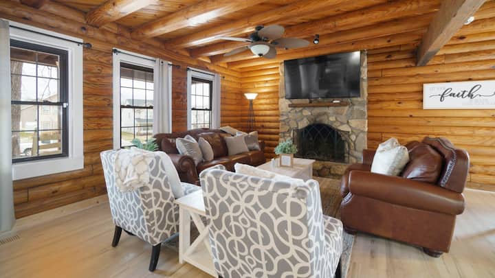 King Bed - Recroom - Huge Cabin - Charlotte, NC