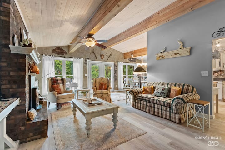 The Red Cottage: Chalet 'Rouge! Centrally Located - Bella Vista, AR