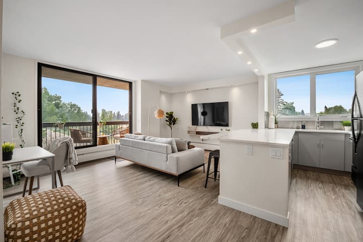 Modern & Bright | Super Central |  Corner Unit - Calgary