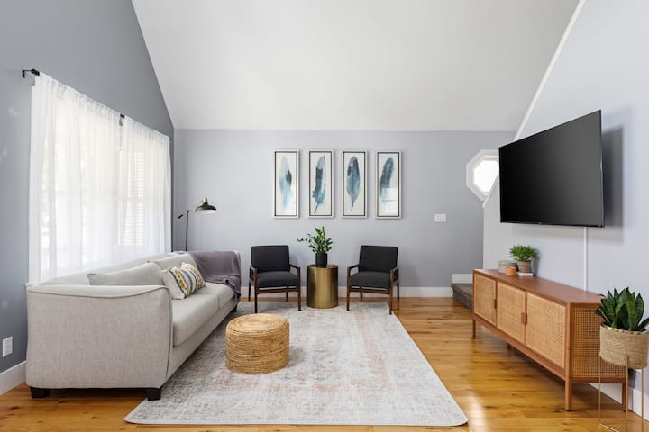 The Pink House - Newly Furnished - Traverse City, MI