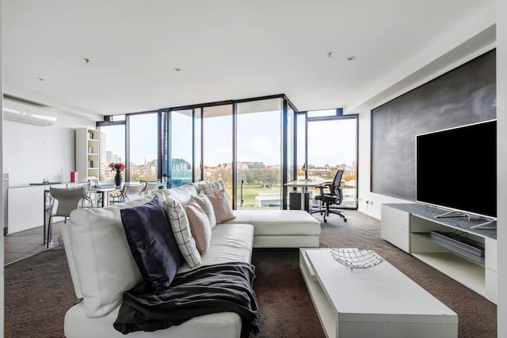 Digital Nomad Dreaming Across From Albert Park - Melbourne