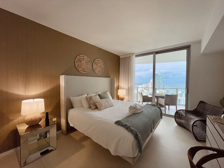 Oceanfront Condo | Rooftop Pool | Hollywood Beach - Sunny Isles Beach, FL