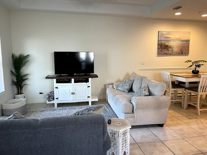 Light Airy Beach Condo Steps From The Ocean - South Padre Island