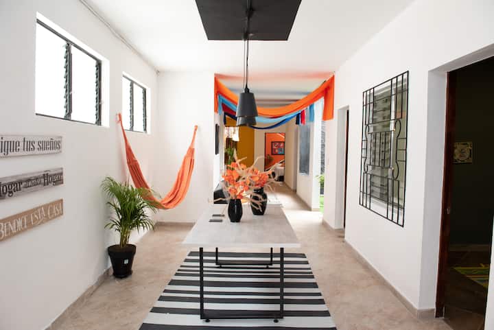 Pleasant House 20 People In Laureles - Prado