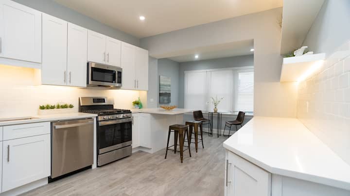 Super Comfortable Two-level Apt - Chicago, IL