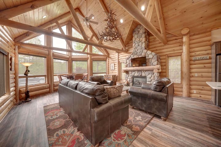Wallenpaupack Log Home - Walk To Beach! - Lake Wallenpaupack, PA