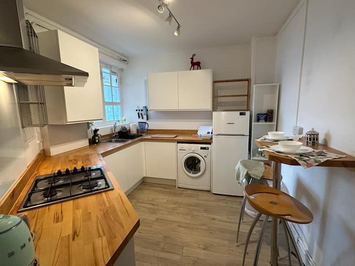 Z. Big Sofa Room, 5min Walk From Eurostar Station - London