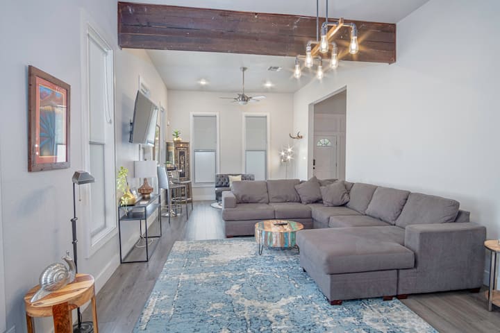 Take In Luxury & Comfort Family Haven Near Dt - San Antonio, TX