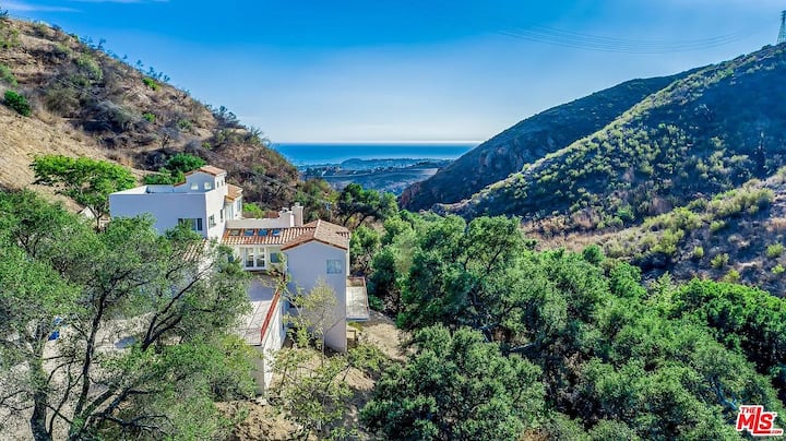 Malibu Villa Escondido -Ocean View Creekside Home - Malibu
