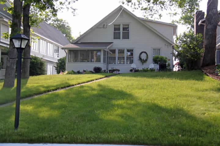 Cozy Cottage On West Shore - Lake Maxinkuckee, IN