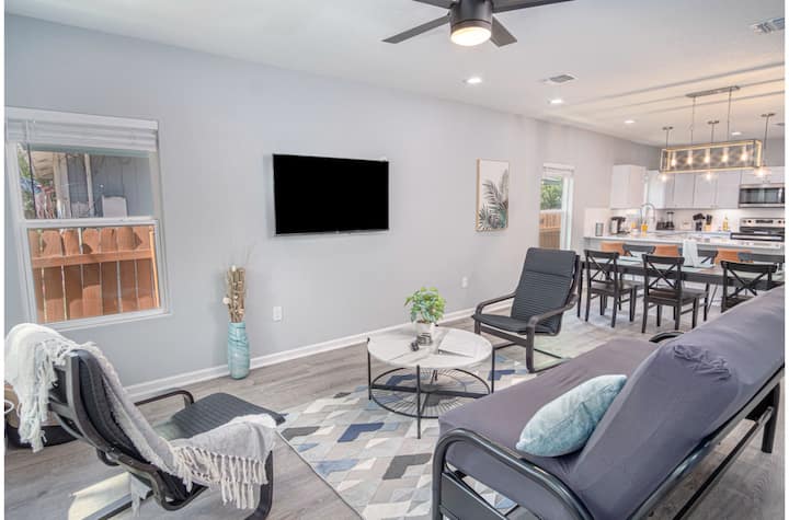 Unwind In Style 4br/2ba Retreat Near Downtown - San Antonio, TX