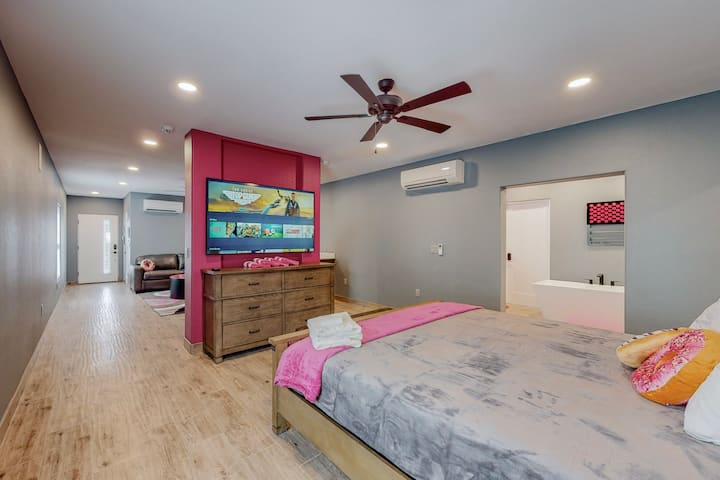 Casita Container W/hot Tub & King Bed On One Floor - Albuquerque, NM