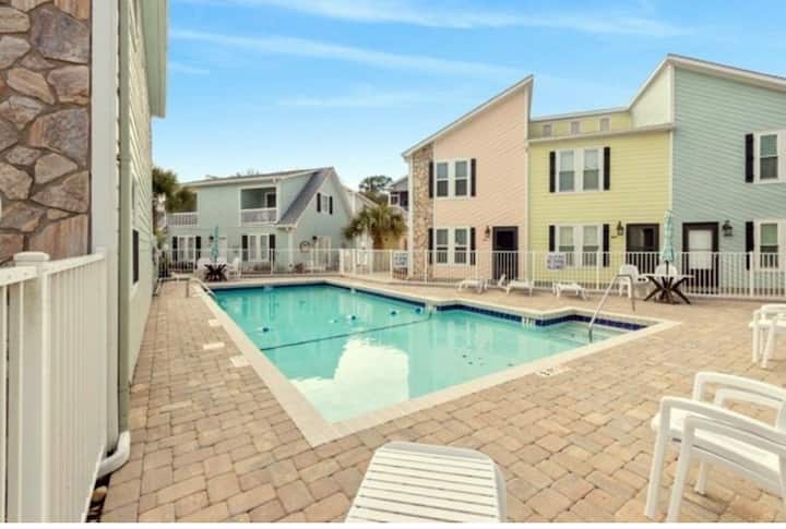 Beach Townhome 1.5 Blocks From Beach With Pool - North Myrtle Beach, SC