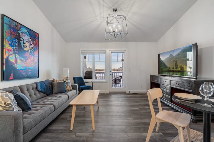 High End Carriage Suite In Currie Barracks - Calgary