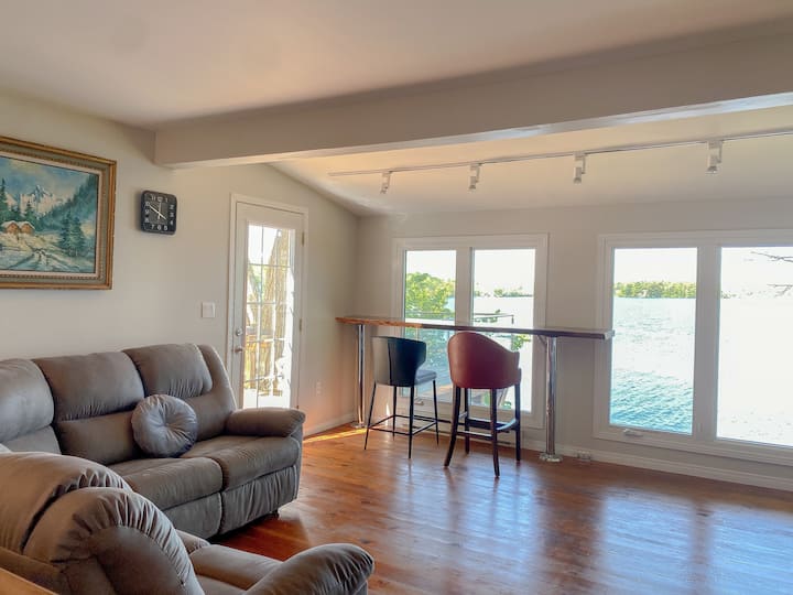 Cozy Lakefront Cottage At Lake Sydenham - Kingston, Canada