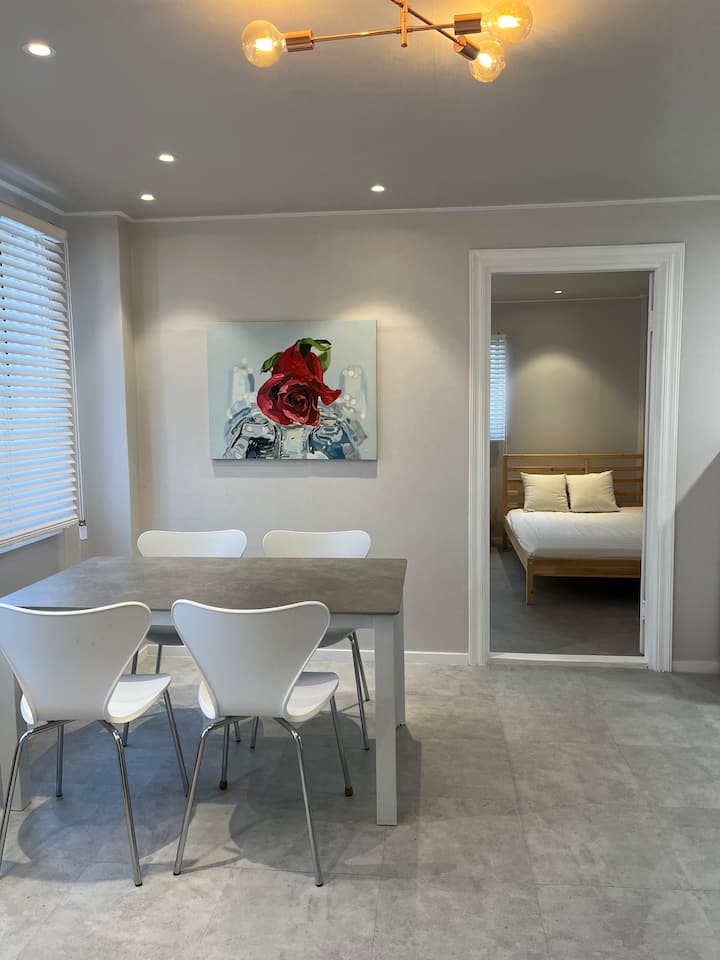Red Rose House, 홍대 한 정거장, Dmc역 2분 - Seoul