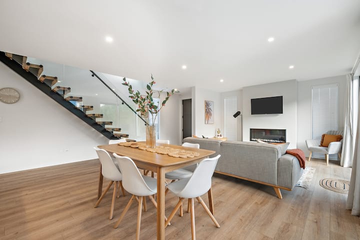 Luxury Living In Amazing Location - 2 Car Parks - Christchurch
