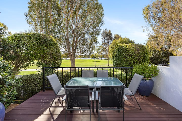 Villa Aqua: Riverside Retreat With Pool - Noosa