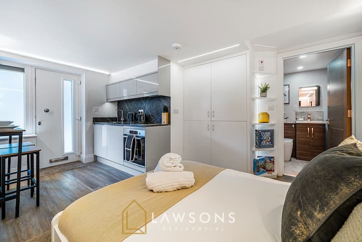 Chic Studio Steps From Windsor Castle - Slough