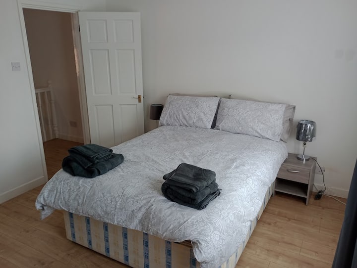 Close To Town, Railway & Bus With Parking - Reading