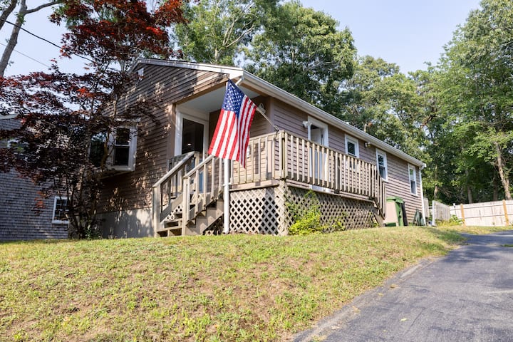 Cozy Pet Friendly Plymouth Cottage By The Beach - Cape Cod, MA