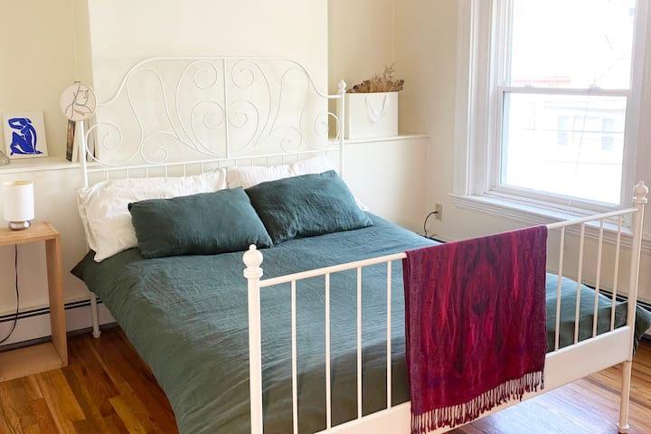 Bright Parisian Style Room - 1 Mi To Harvard Sq - Somerville, MA