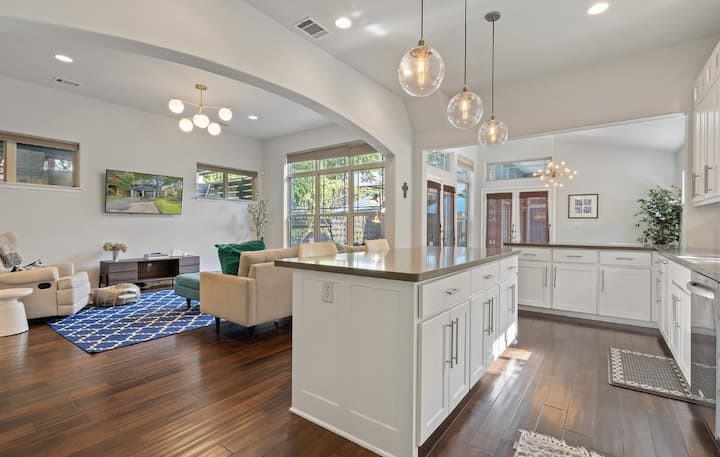 Gorgeous Home W/ Private Detached Casita By Soco - Austin, TX