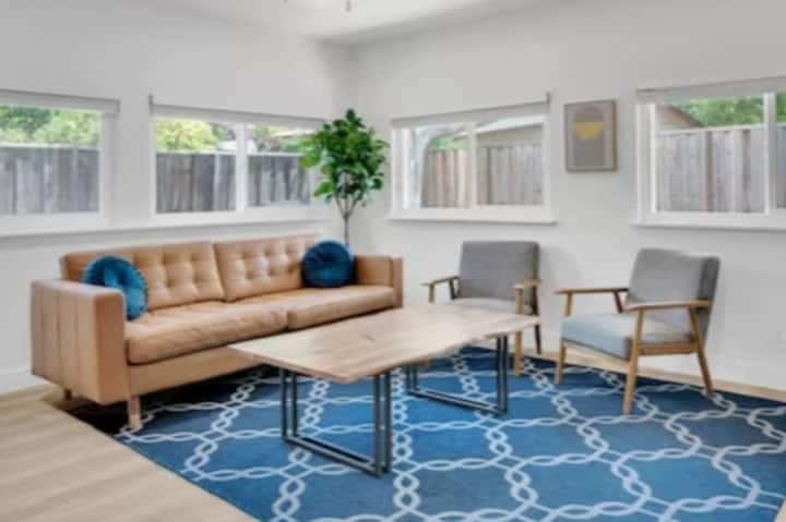 Modern, Comfy Home Close To Downtown W/ Back Yard - Concord, CA