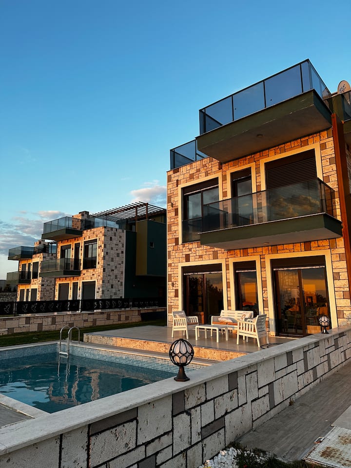Havuzlu Sıfır Müstakil Villa - Foça