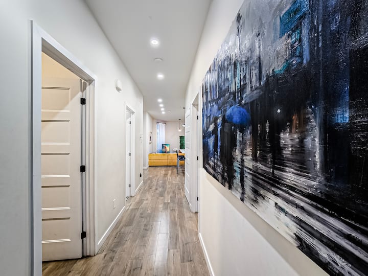 Downtown Entire 5 Room Main Floor Nr Metro Station - Montréal, QC