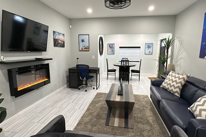 Cozy Near Beach, H Tub, Pool Table, Mini Golf + - Palm Springs, FL
