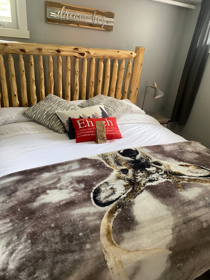 Private Downtown Suite & Patio - Jasper