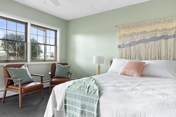 Motel Bear Lake | Signature King Room With 2 Sinks - Arcadia, MI