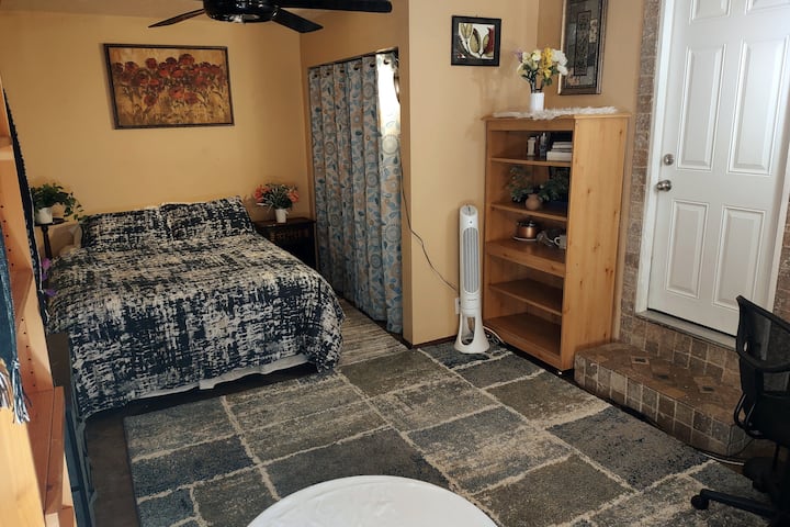 Spacious Room W/ Desk, Patio Door, Extra Privacy - Davis, CA