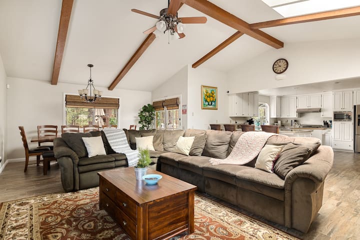 Spacious 5br | 11 Beds • Hot Tub • Fire Pit • View - Big Bear Lake, CA